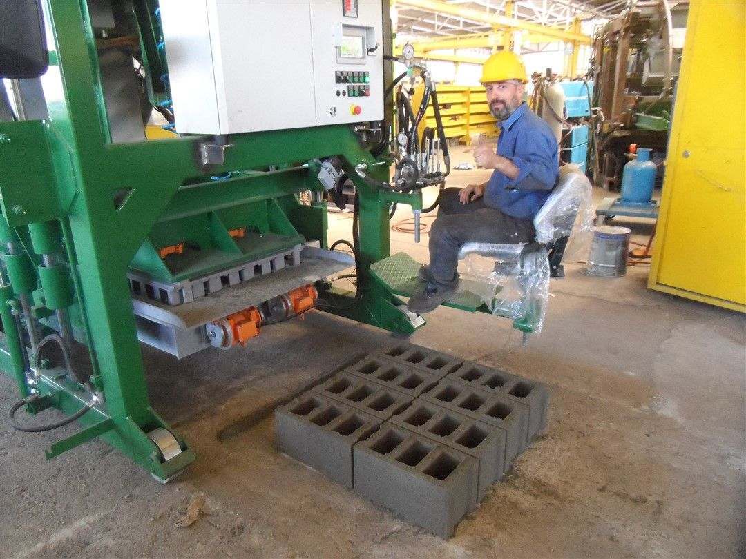 Machine Pondeuse de Parpaing Mobile | Brique – Hourdis – Agglos ...